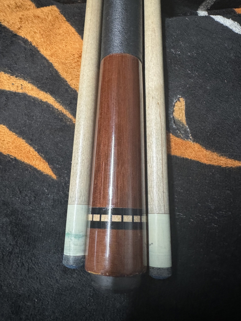 Sold - Huckleberry 2009, 4 point, 3 veneer, 2 shafts players cue ...